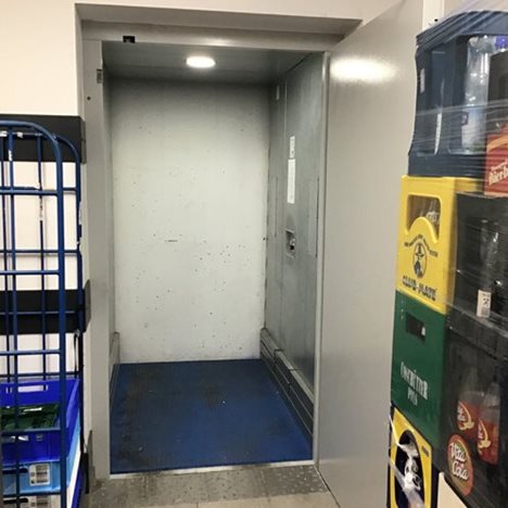 Goods lift makes supermarked possible in new building